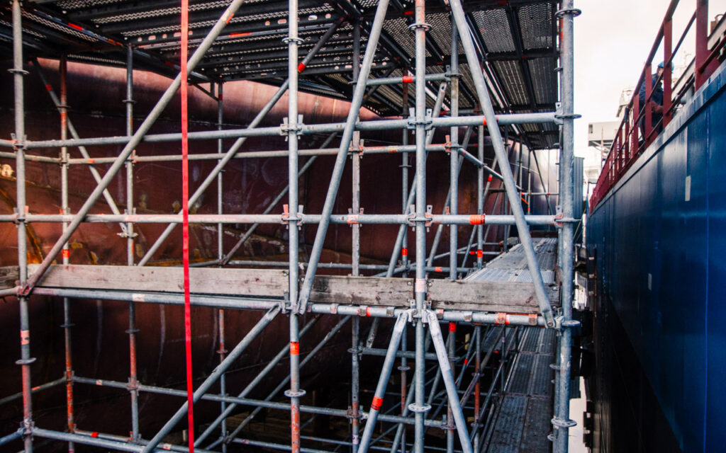 Steigerbouw in de scheepsbouw: las- en schilderwerkzaamheden aan schip ...