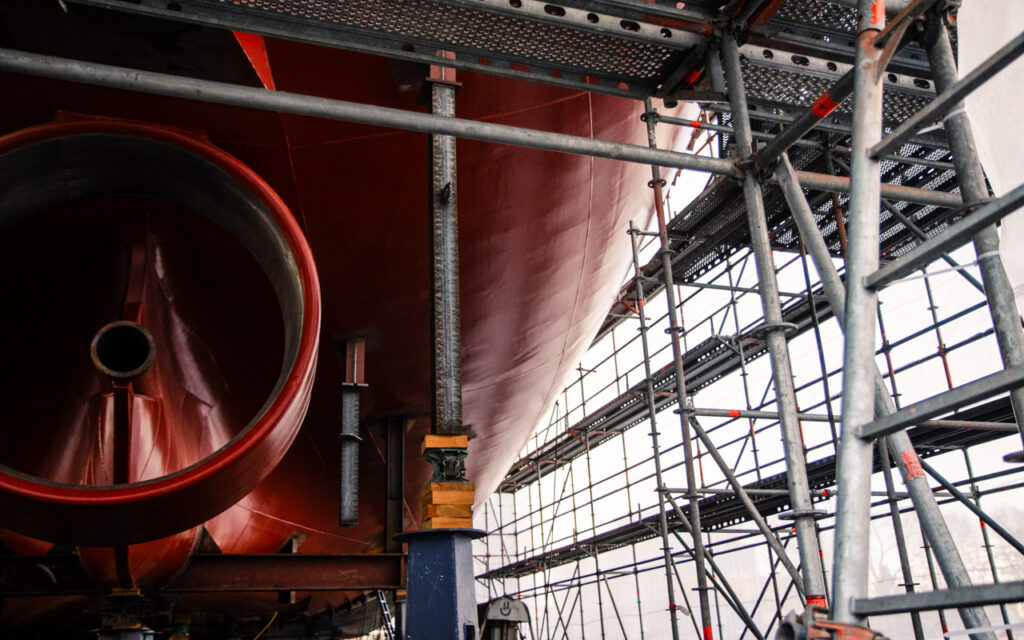 Steigerbouw in de scheepsbouw: las- en schilderwerkzaamheden aan schip ...