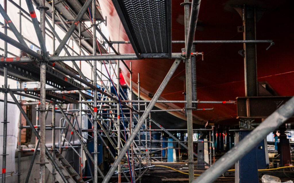 Steigerbouw in de scheepsbouw: las- en schilderwerkzaamheden aan schip ...